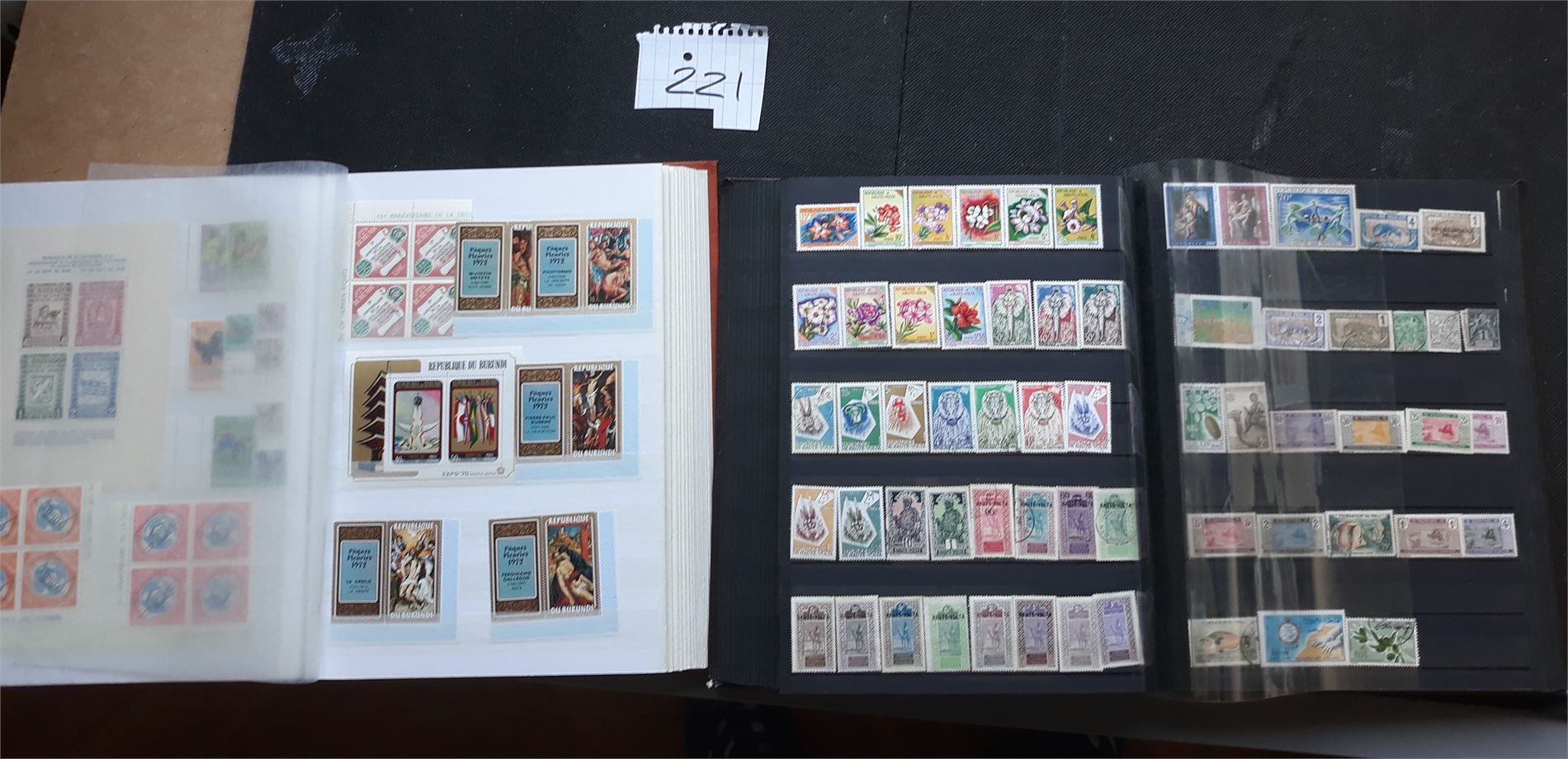 Auksjonarius.no - samleobjekter på auksjon - 2 tykke innstikksbøker med mange land. PANAMA og EL ...