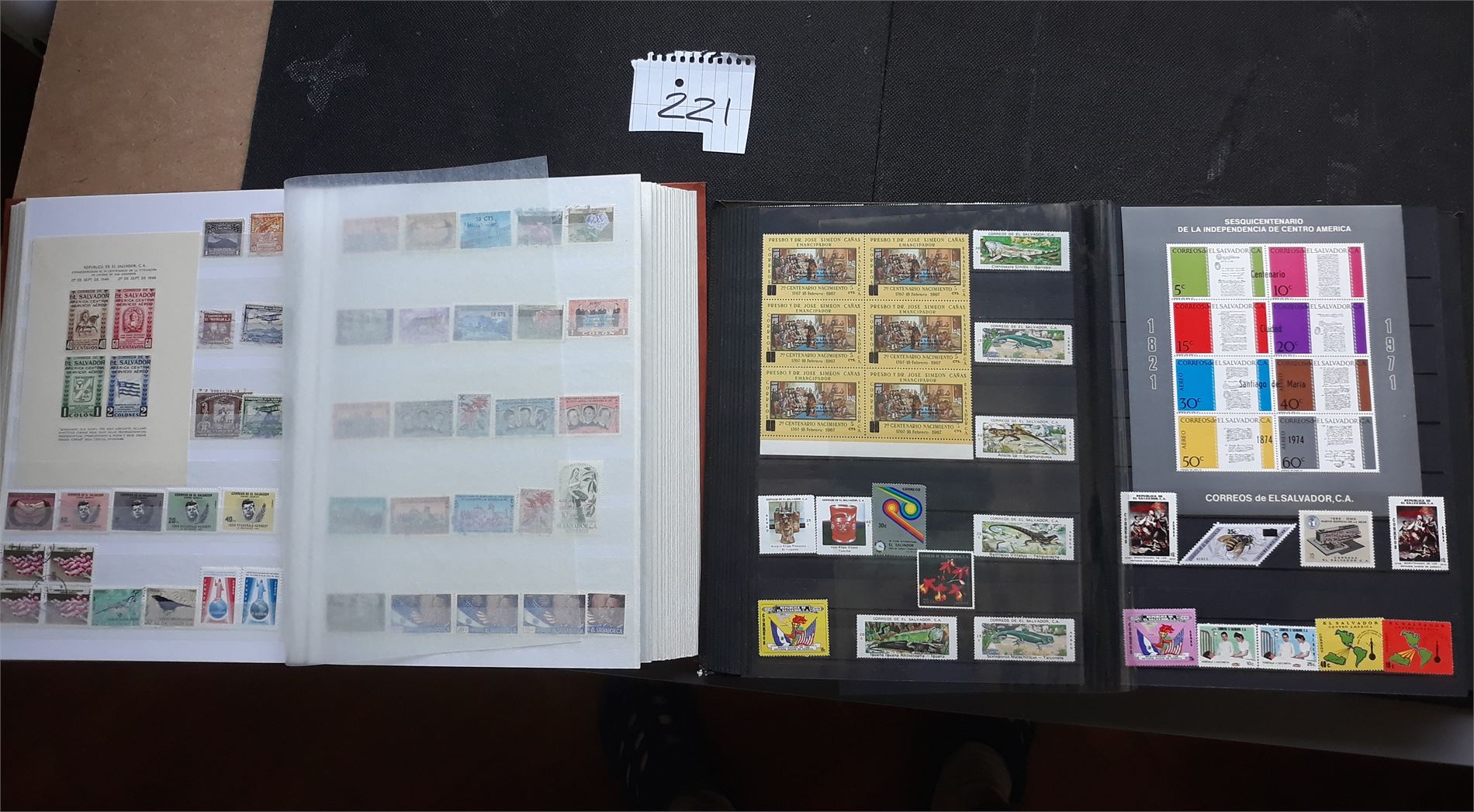 Auksjonarius.no - samleobjekter på auksjon - 2 tykke innstikksbøker med mange land. PANAMA og EL ...